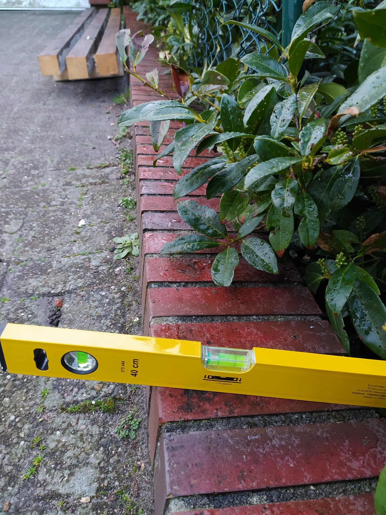 ᐅ Mount privacy screen on a sunken, slanted wall